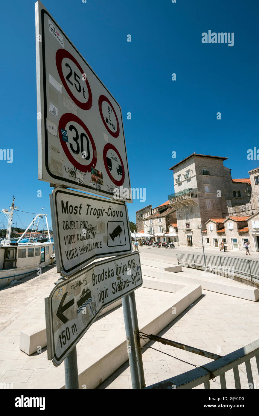 Croatia road sign hi-res stock photography and images - Alamy