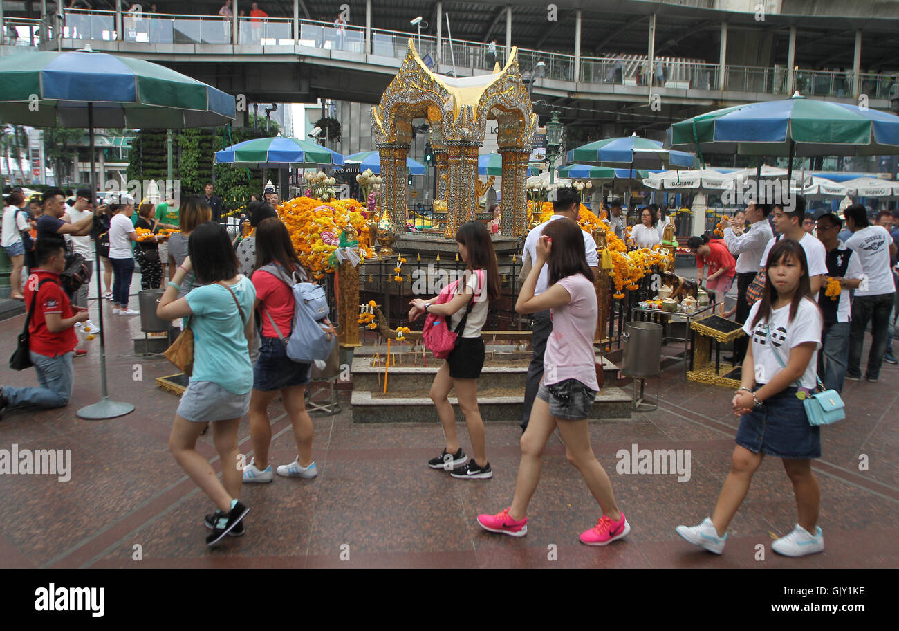 Thailand. 17th Aug, 2016. People offer prayer for the Erawan Shrine ...