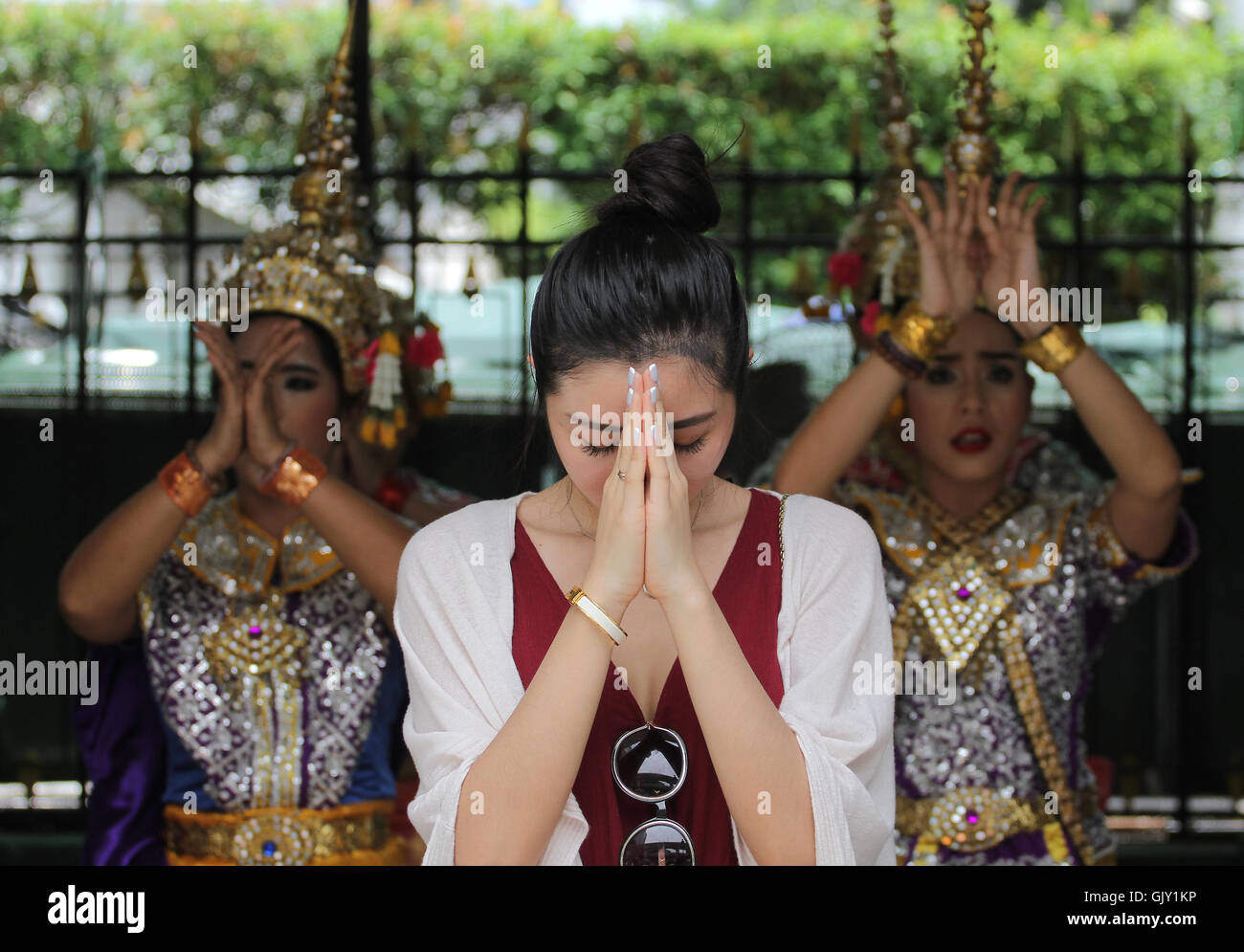 Thailand. 17th Aug, 2016. Woman offer prayer together with the dancers ...