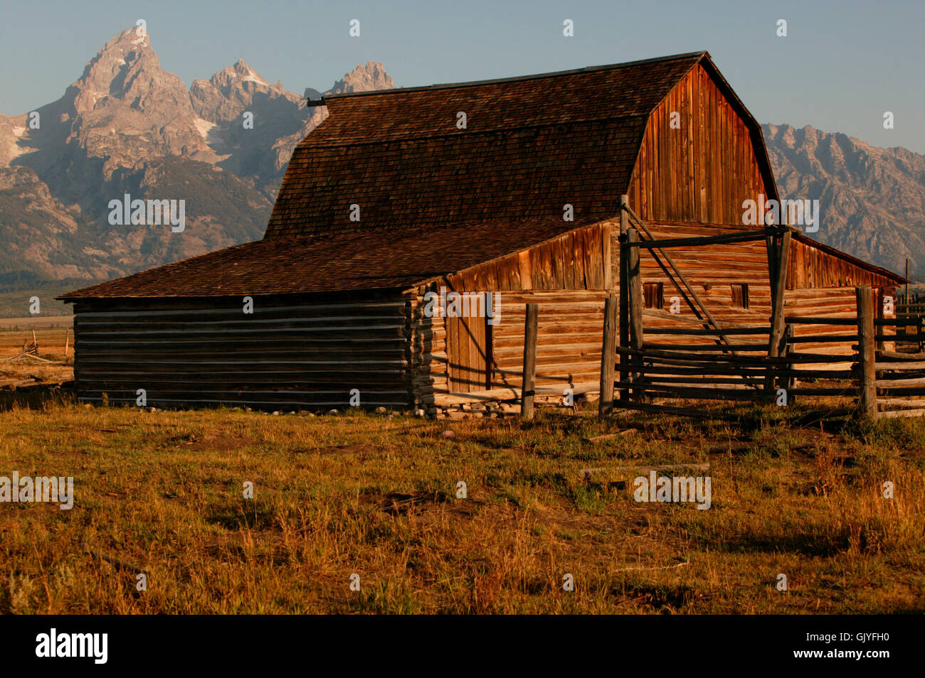 park sunrise barn Stock Photo - Alamy
