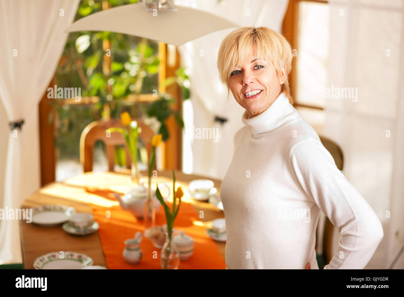 Woman plate cover hi-res stock photography and images - Alamy
