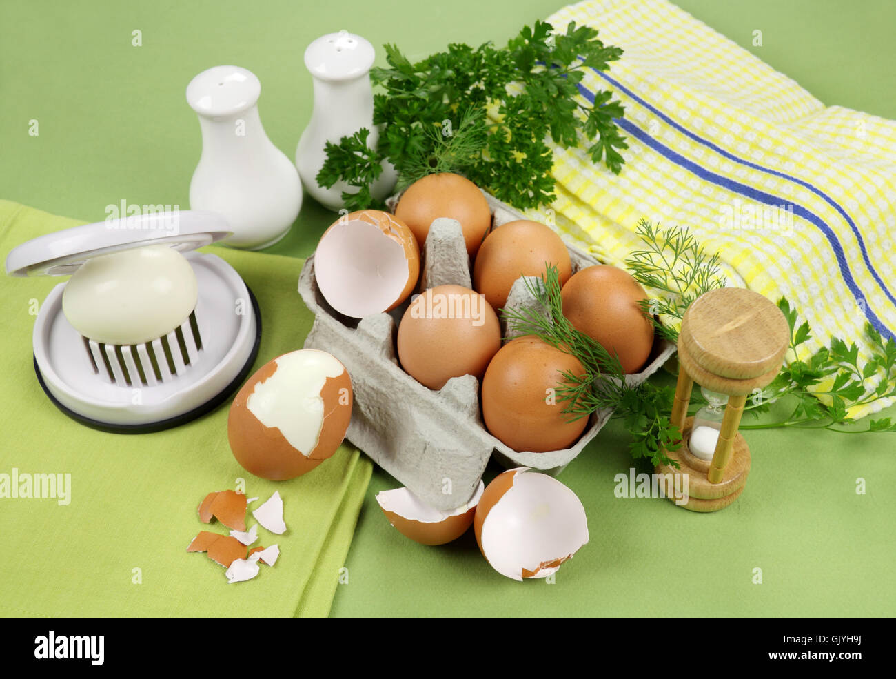 Hard boiled egg cracked hi-res stock photography and images - Alamy