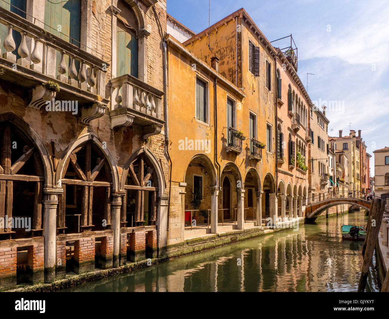 Covered arched walkways hi-res stock photography and images - Alamy