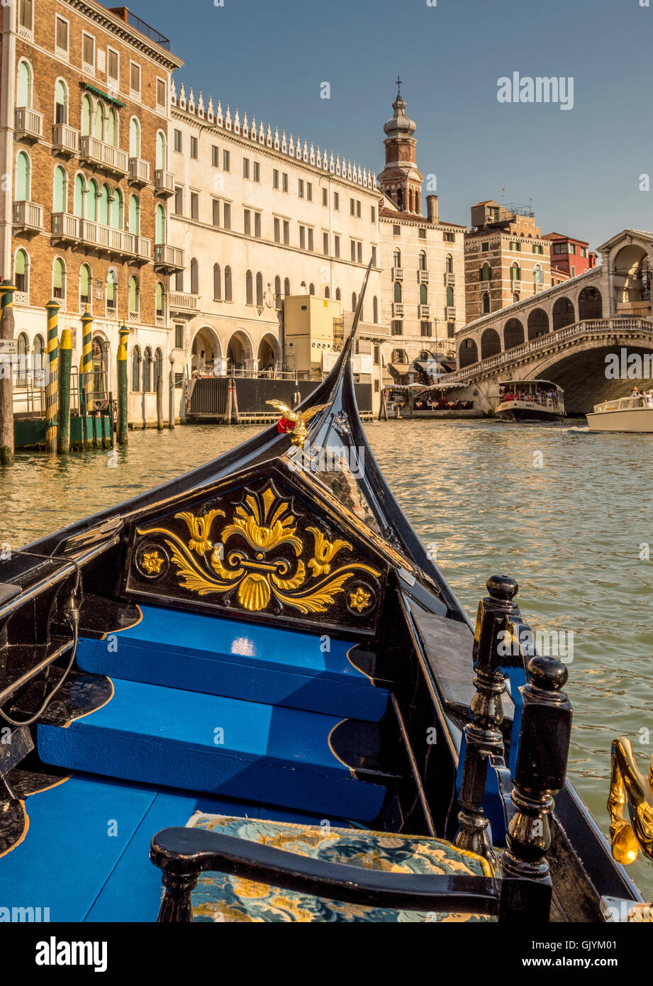 Rialto bridge gondola hi-res stock photography and images - Alamy