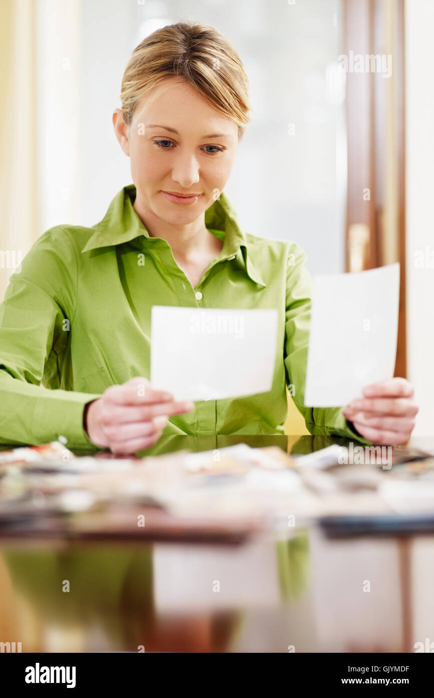 People look at photographs hi-res stock photography and images - Alamy