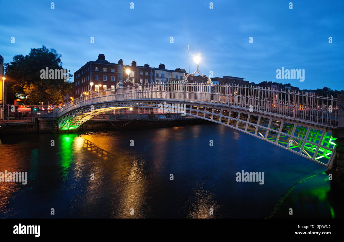 Halfpenny bridge vintage hi-res stock photography and images - Alamy