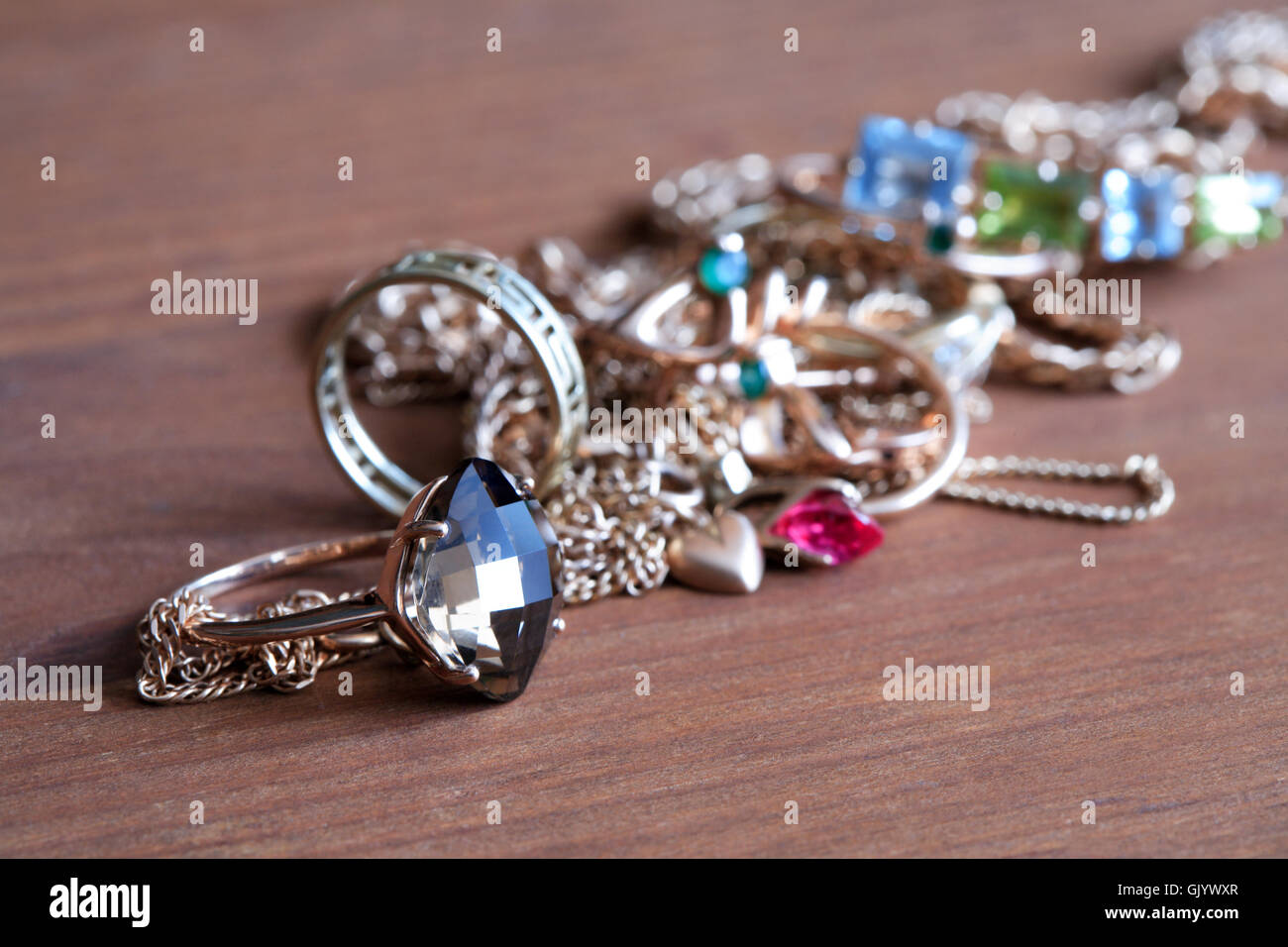 Gold jewelry pile hi-res stock photography and images - Alamy