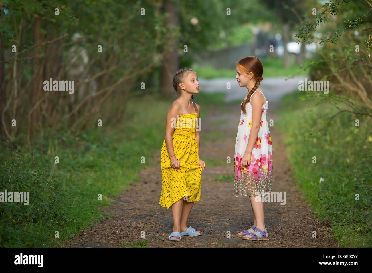 Two little girls hi-res stock photography and images - Alamy