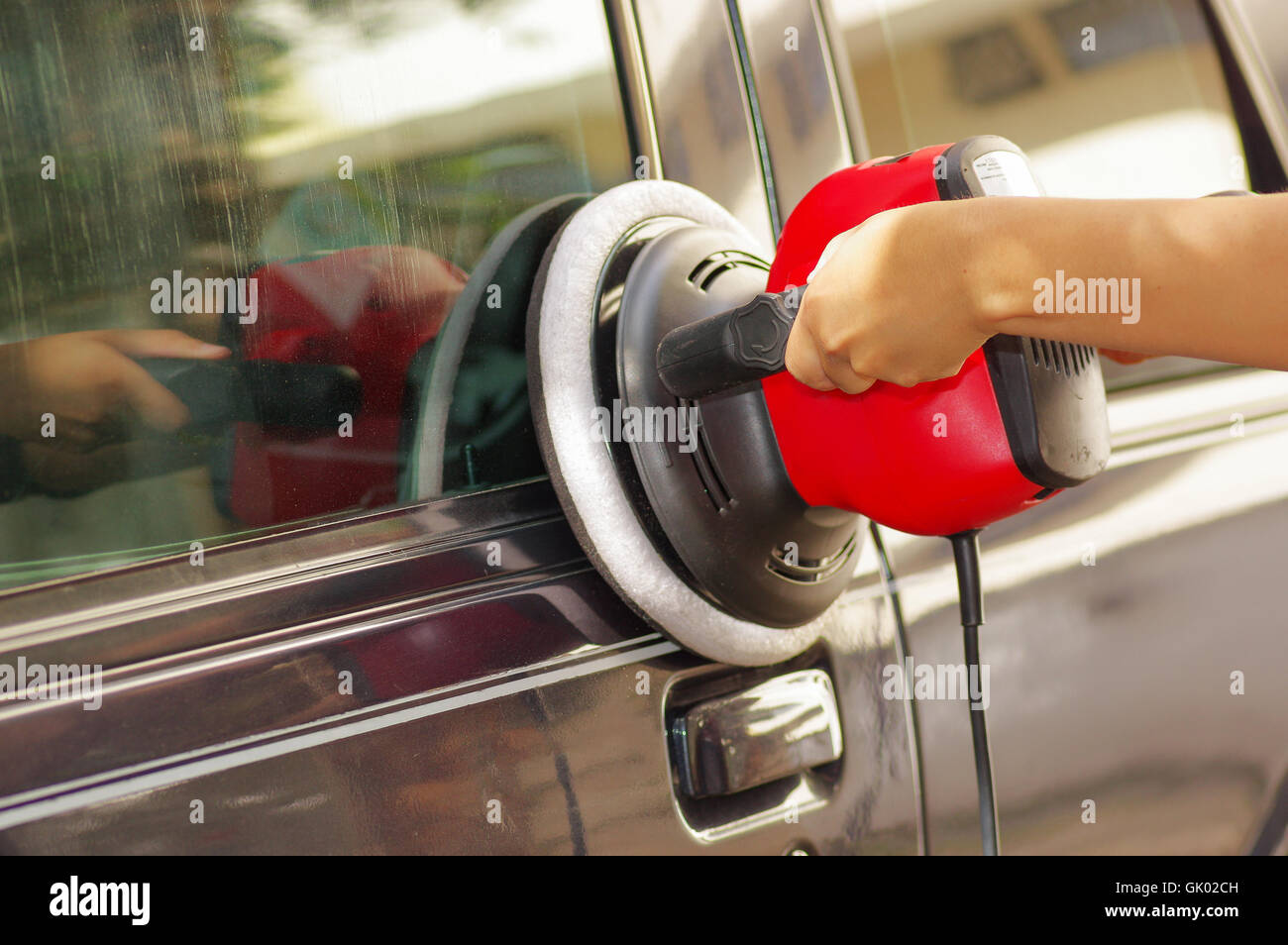 hands holding a power buffer machine cleaning a car Stock Photo - Alamy