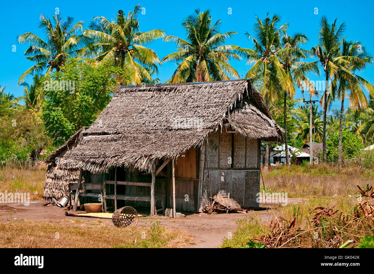 Straw home house hut hi-res stock photography and images - Alamy