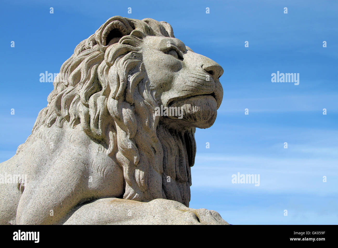 Lion statue profile hi-res stock photography and images - Alamy