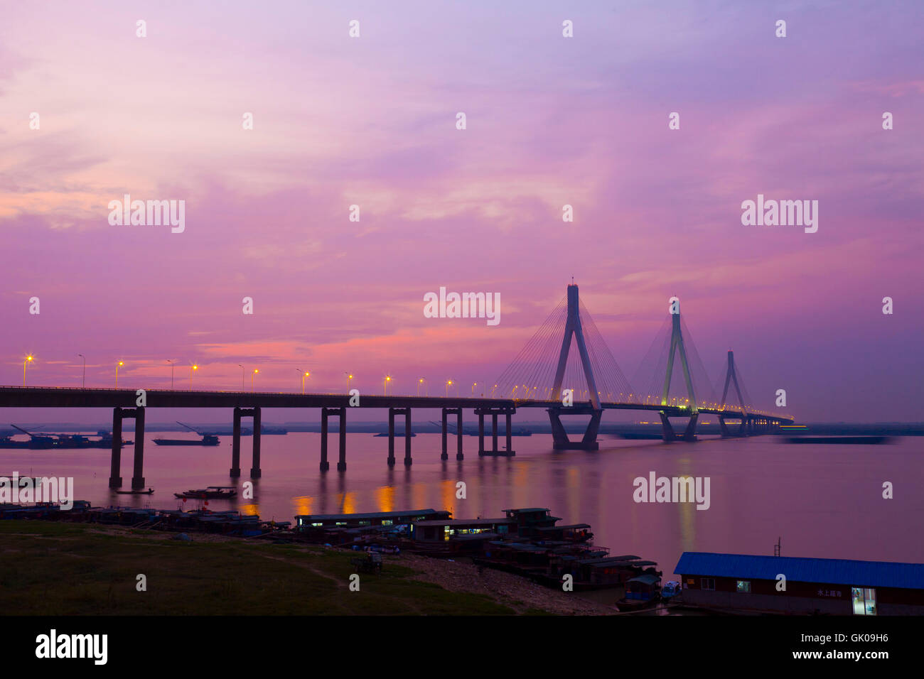 Hunan Yueyang Dongting Bridge Stock Photo - Alamy