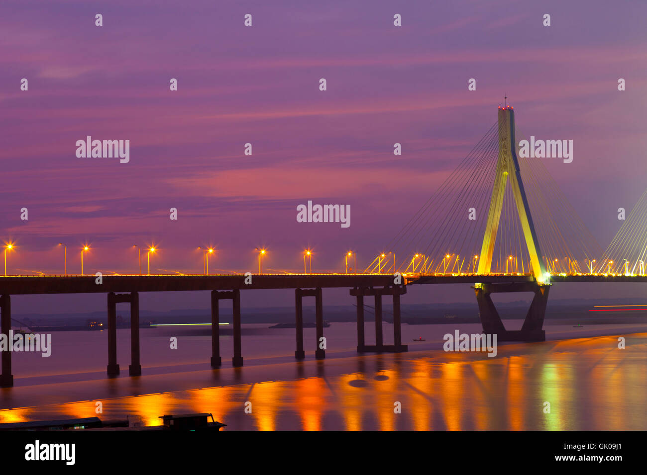 Hunan Yueyang Dongting Bridge Stock Photo - Alamy
