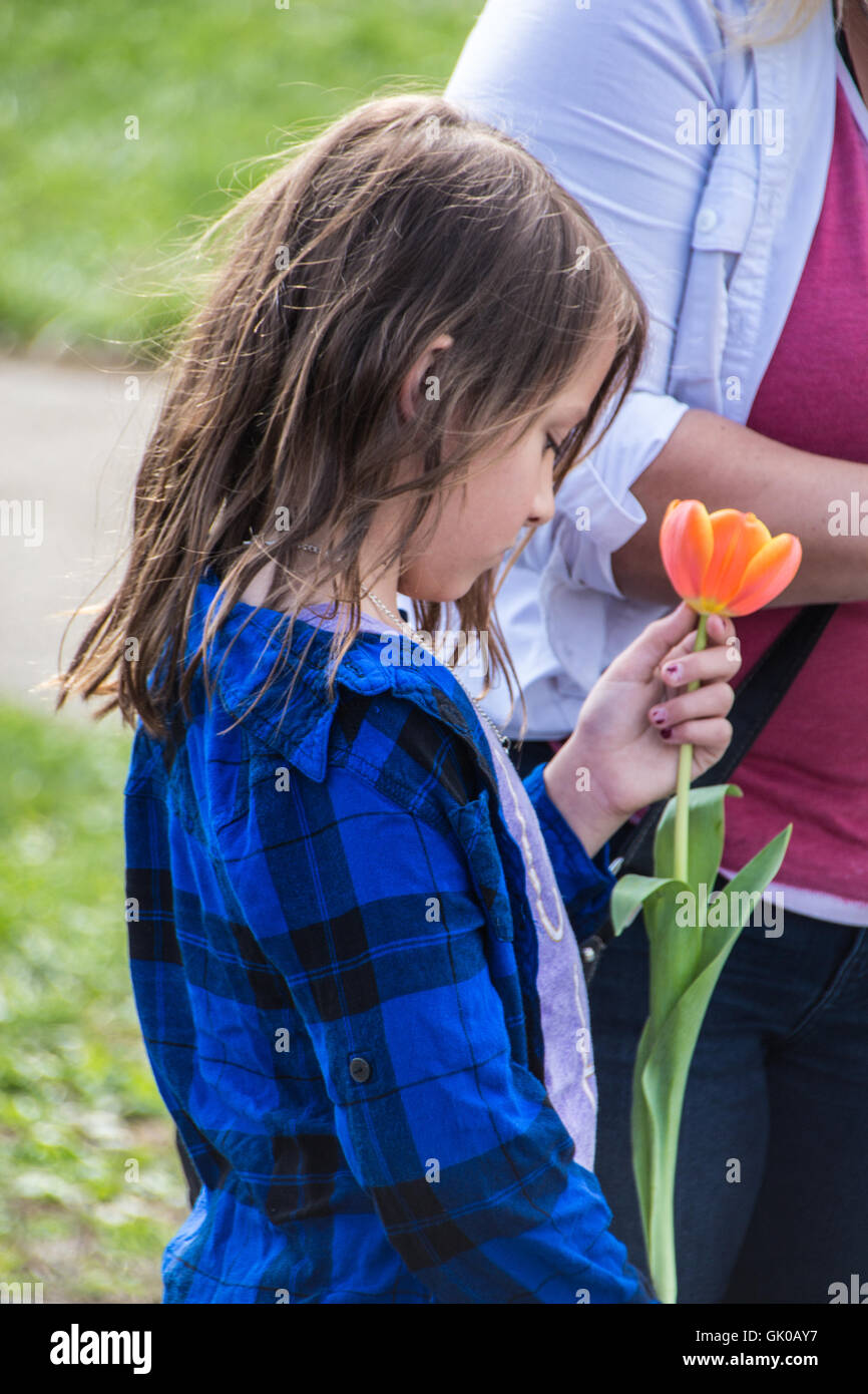 Fans pay tribute to Prince outside his Paisley Park estate in ...