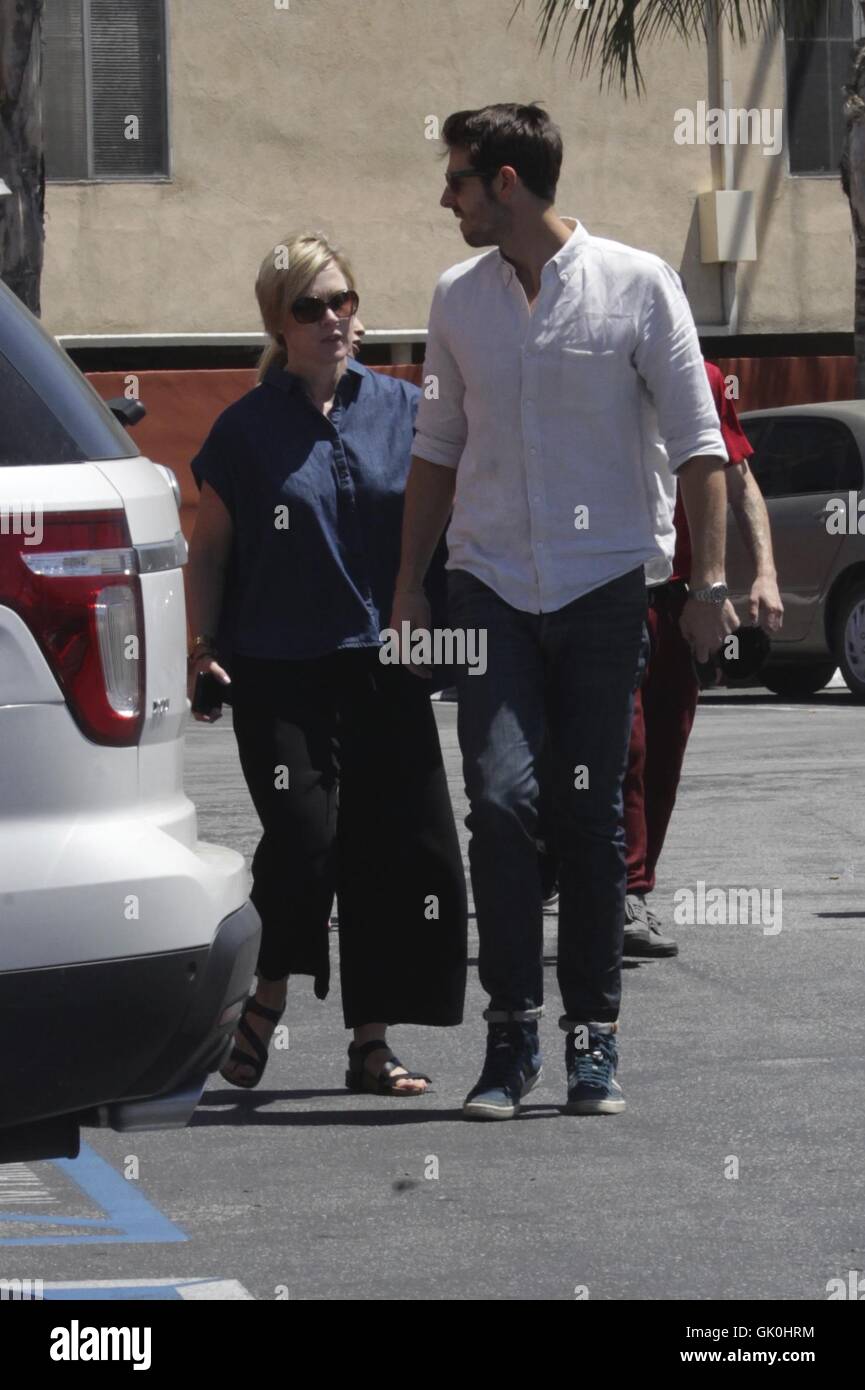 Jennie Garth and her husband Dave Abrams arrive at a Mexican restaurant ...