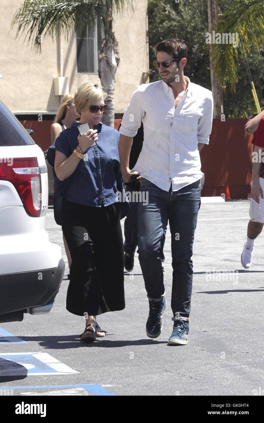 Jennie Garth and her husband Dave Abrams arrive at a Mexican restaurant ...