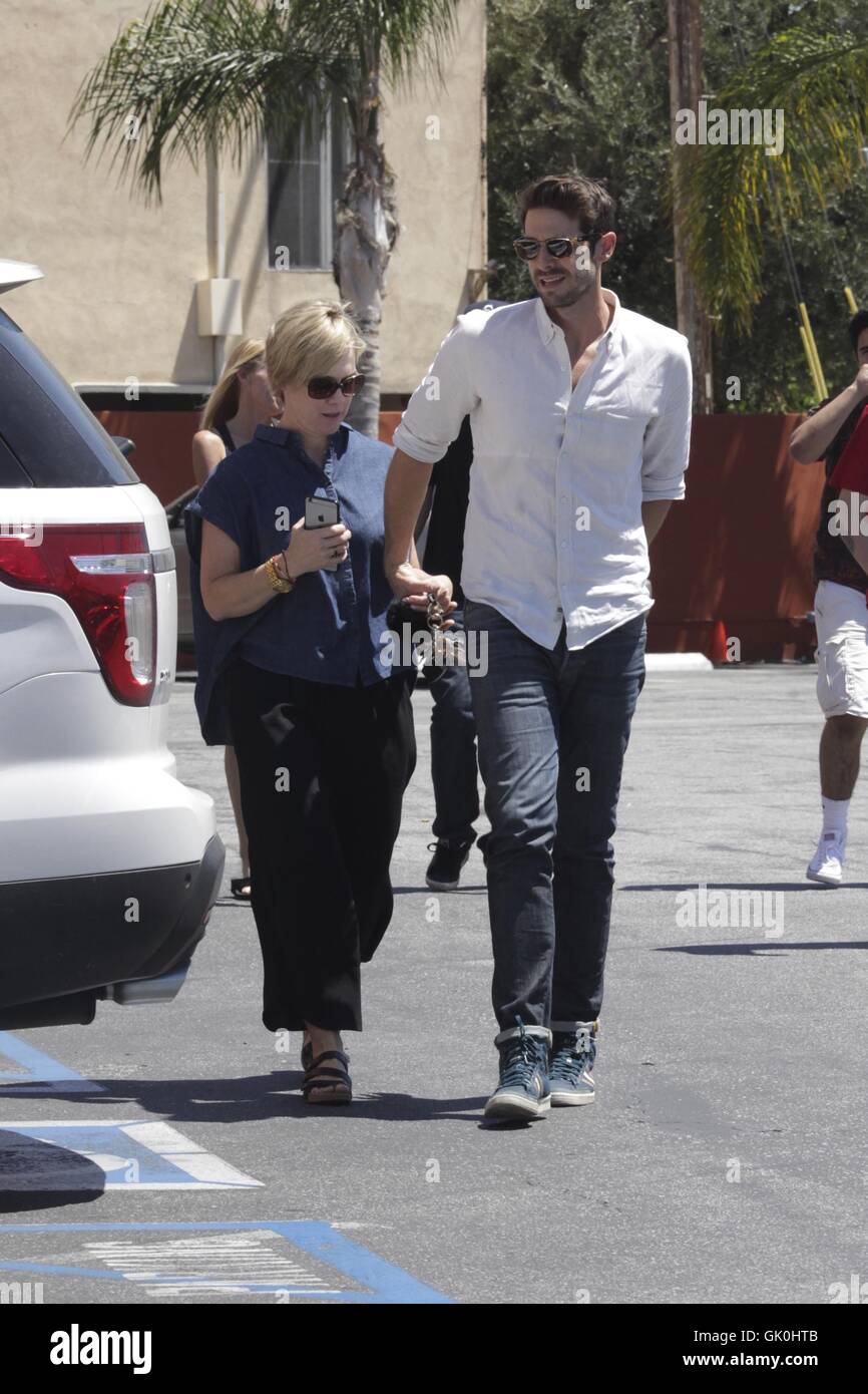 Jennie Garth and her husband Dave Abrams arrive at a Mexican restaurant ...