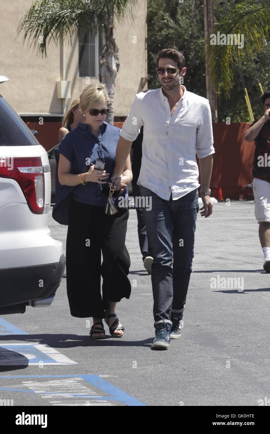 Jennie Garth and her husband Dave Abrams arrive at a Mexican restaurant ...