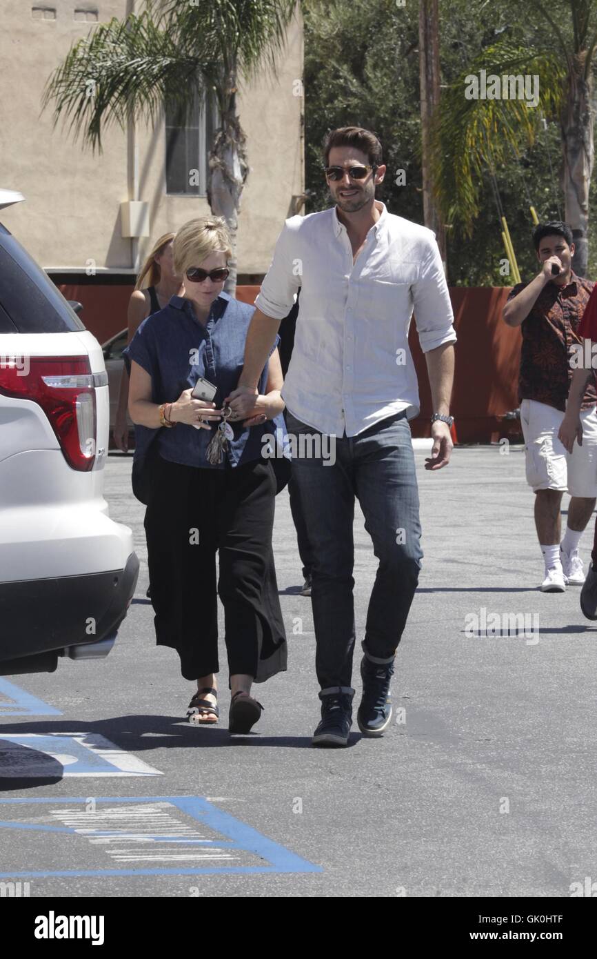 Jennie Garth and her husband Dave Abrams arrive at a Mexican restaurant ...
