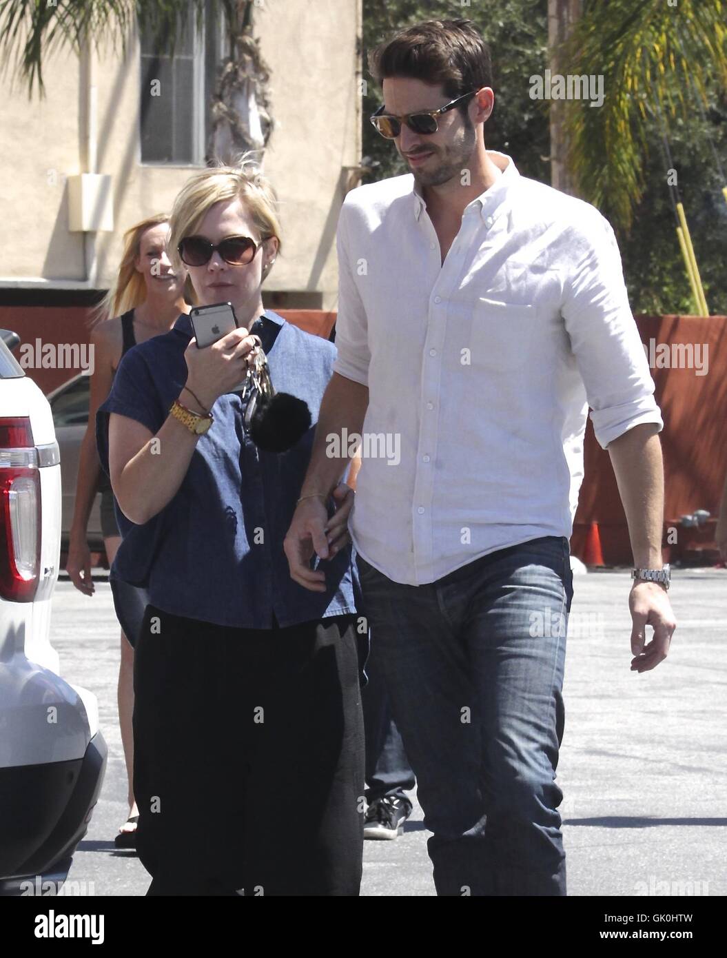 Jennie Garth and her husband Dave Abrams arrive at a Mexican restaurant ...