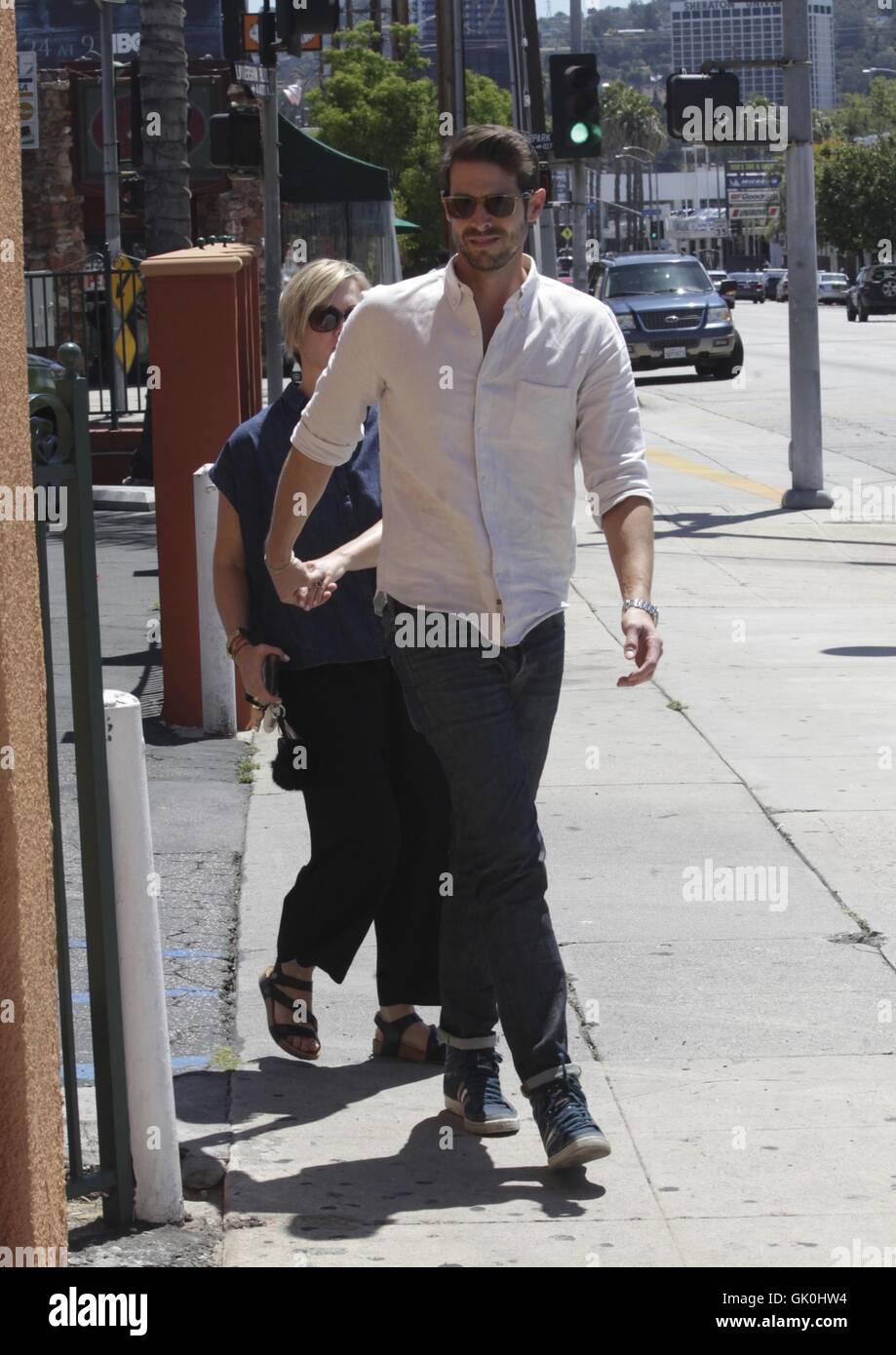 Jennie Garth and her husband Dave Abrams arrive at a Mexican restaurant ...
