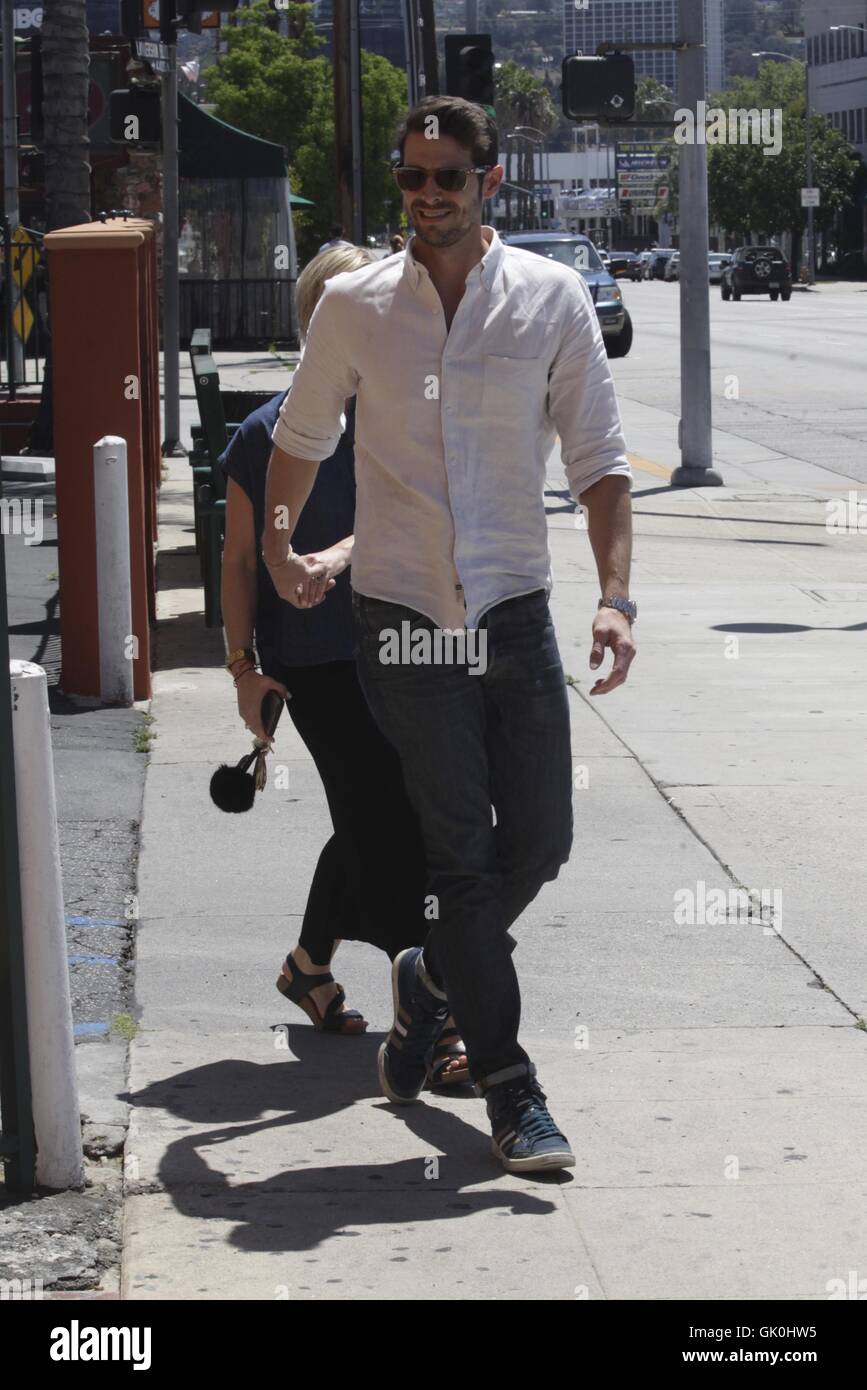Jennie Garth and her husband Dave Abrams arrive at a Mexican restaurant ...
