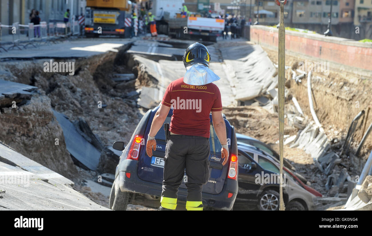 A section of the embankment of the River Arno in central Florence ...