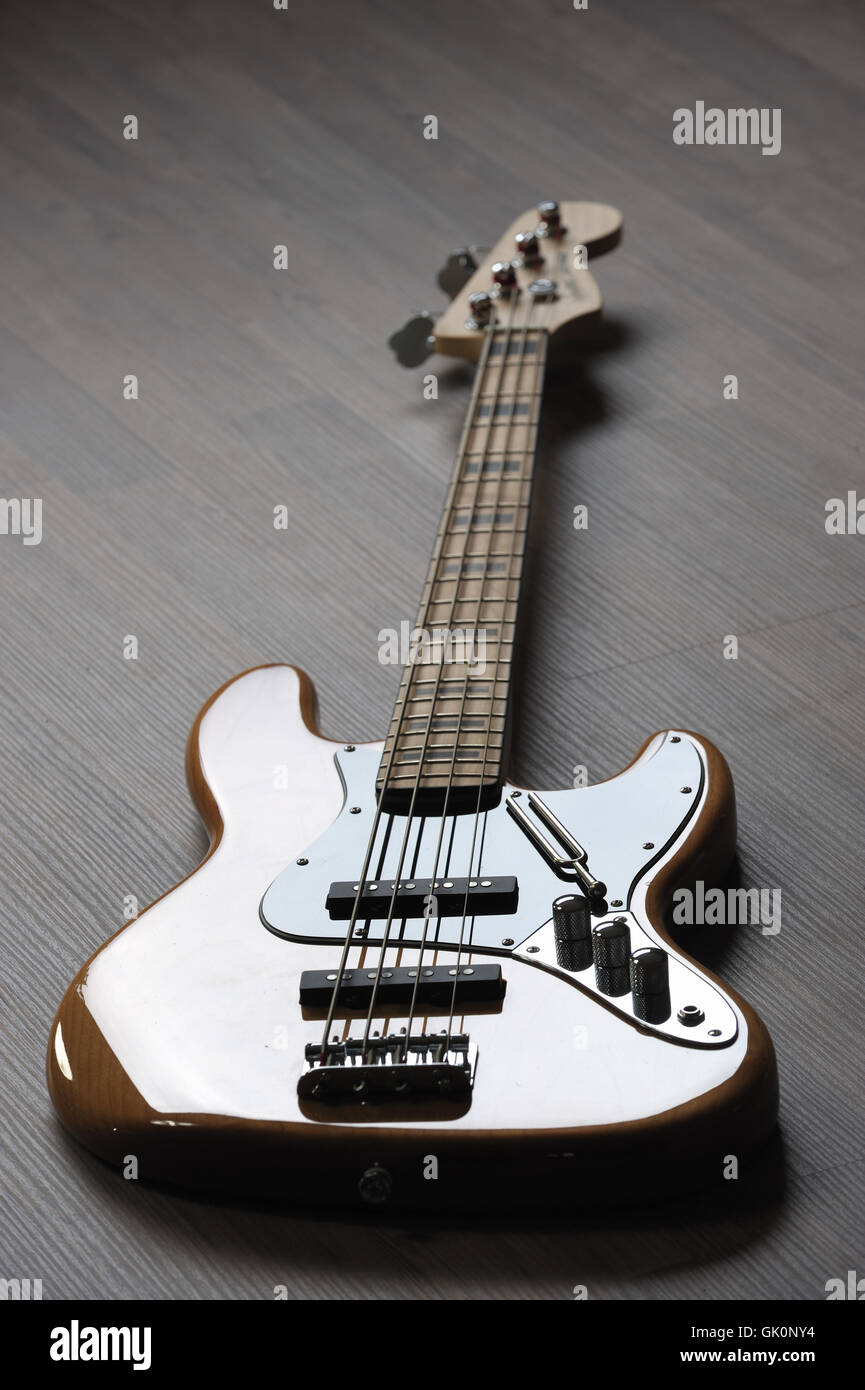 4 strings hi-res stock photography and images - Alamy