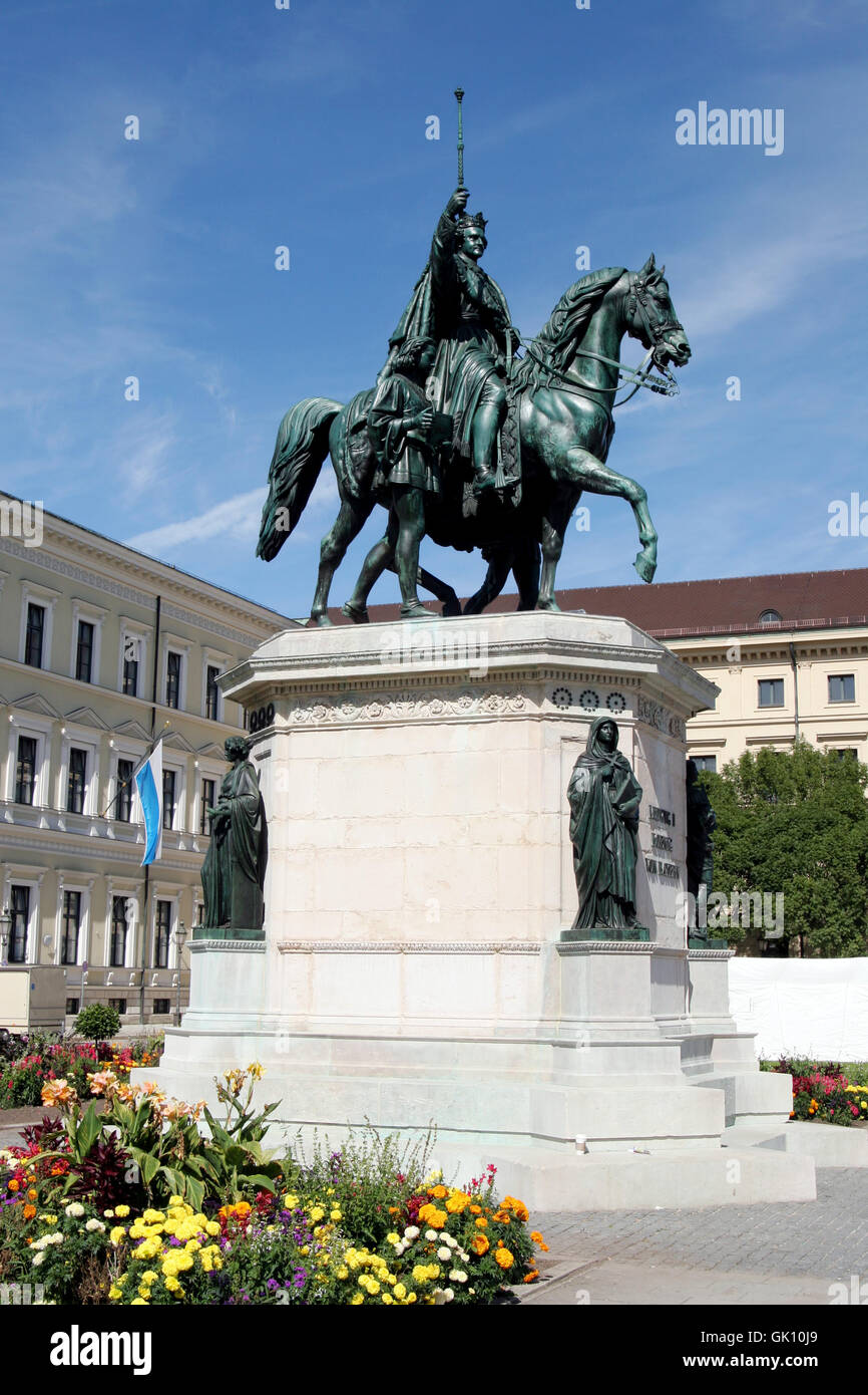 Statue power hi-res stock photography and images - Alamy
