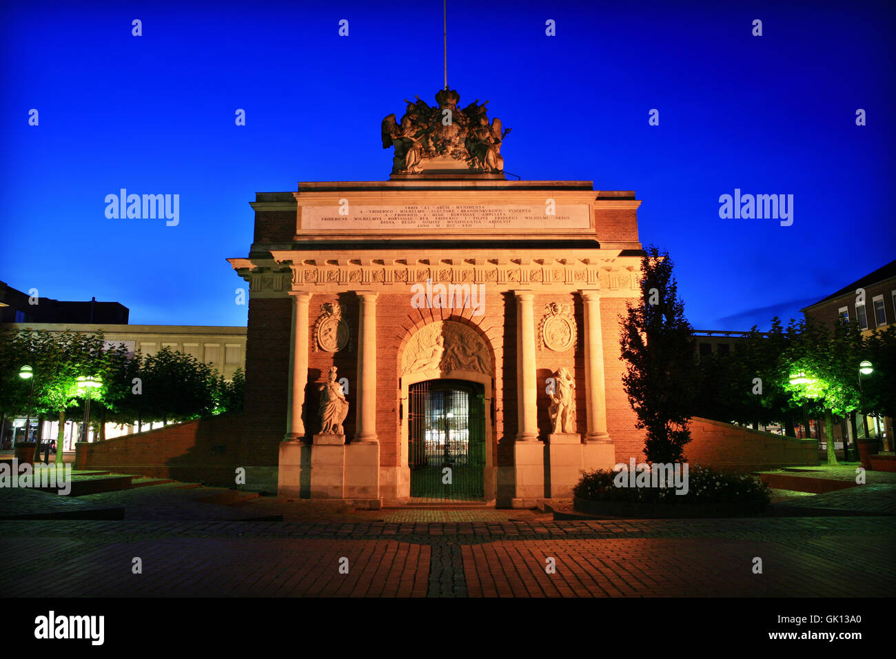 Berlin gate hi-res stock photography and images - Alamy