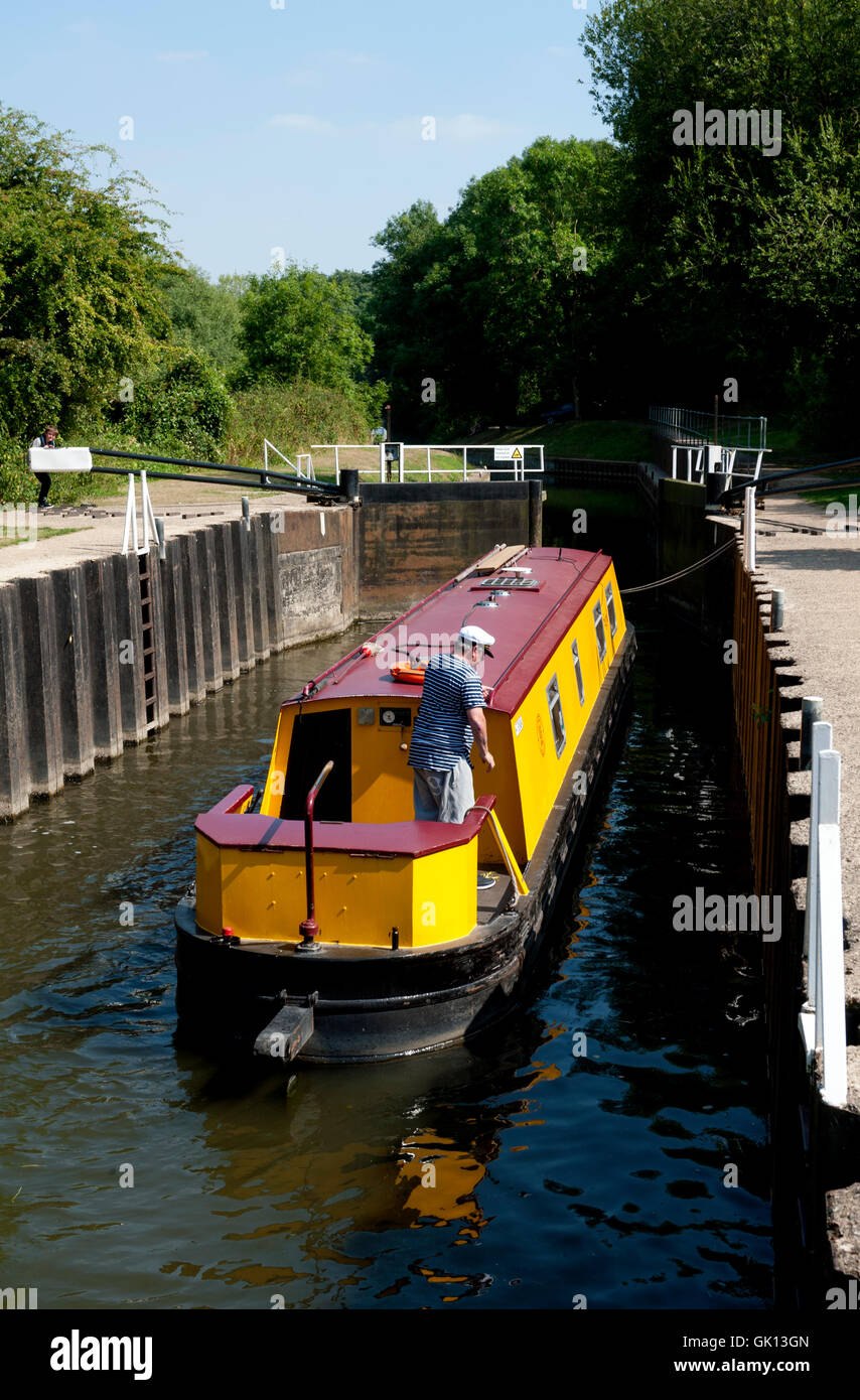 Narrowboat on the River Avon at Marlcliff Lock, Warwickshire, England ...