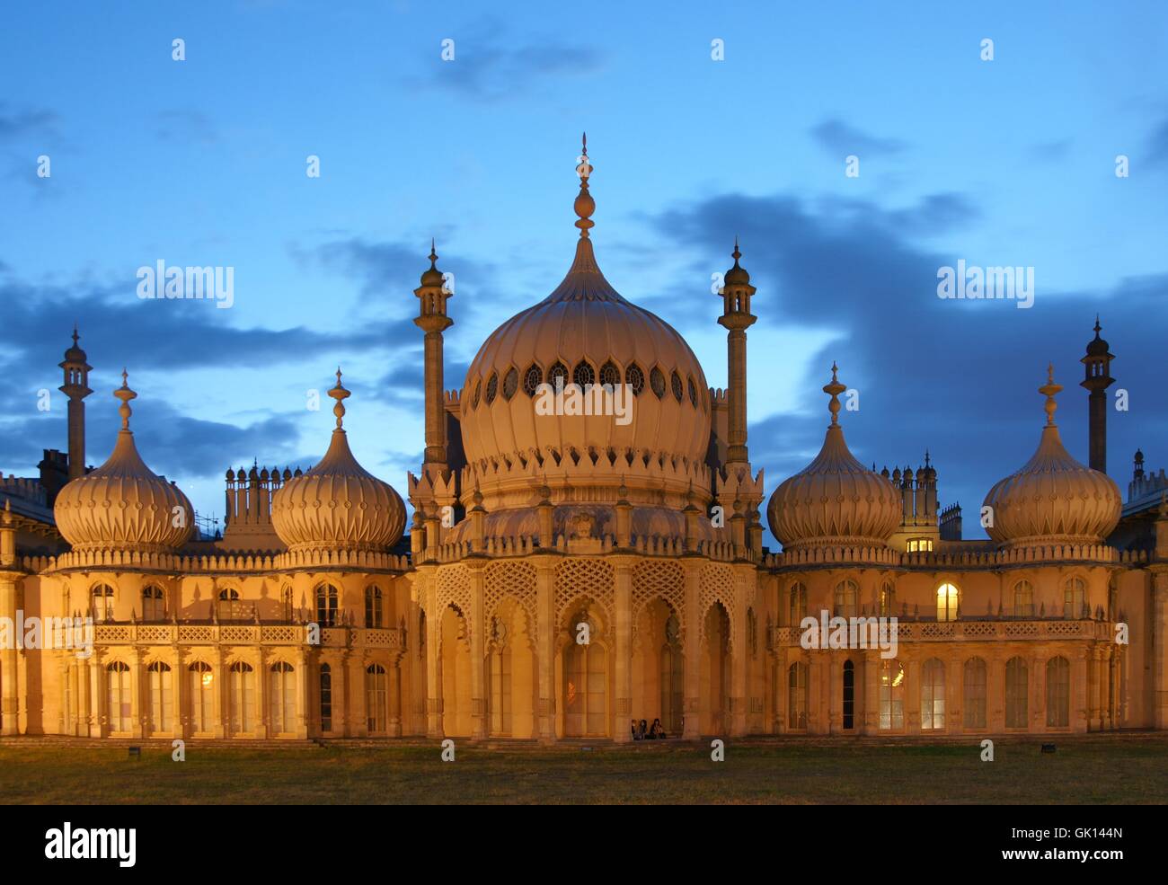 Brighton royal pavilion at night hi-res stock photography and images ...