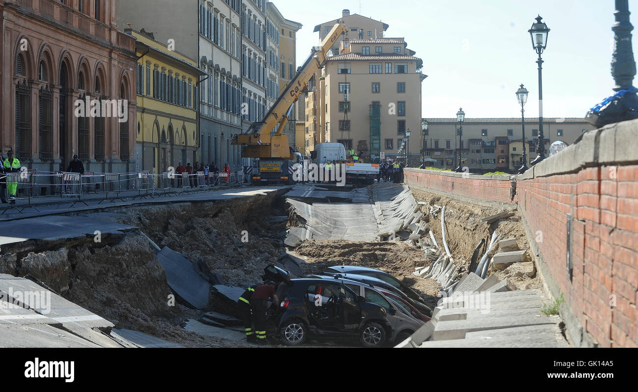 A section of the embankment of the River Arno in central Florence ...