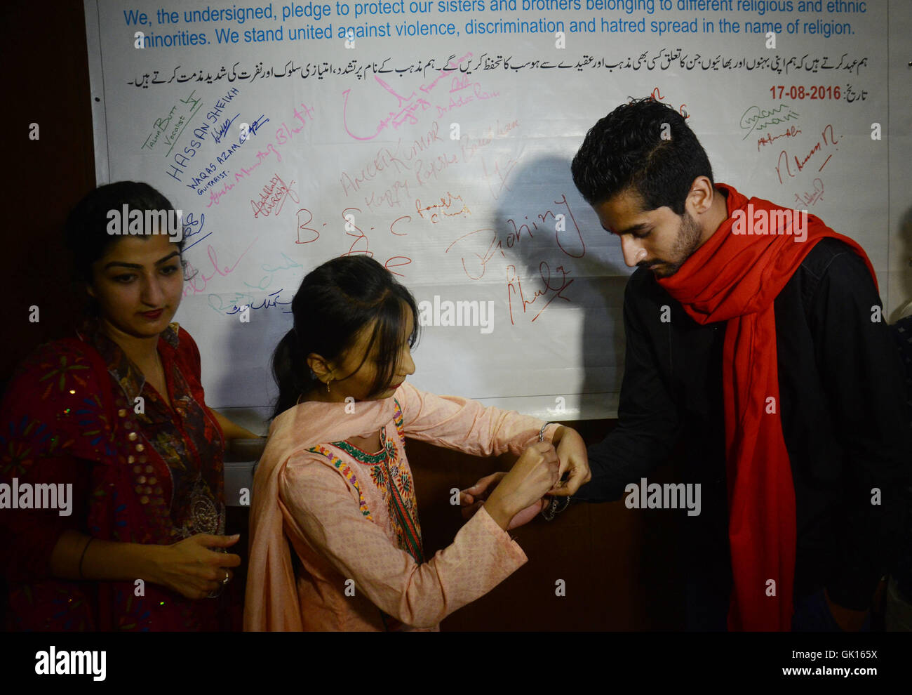 Pakistani Hindu girls and others from different walk performing ...