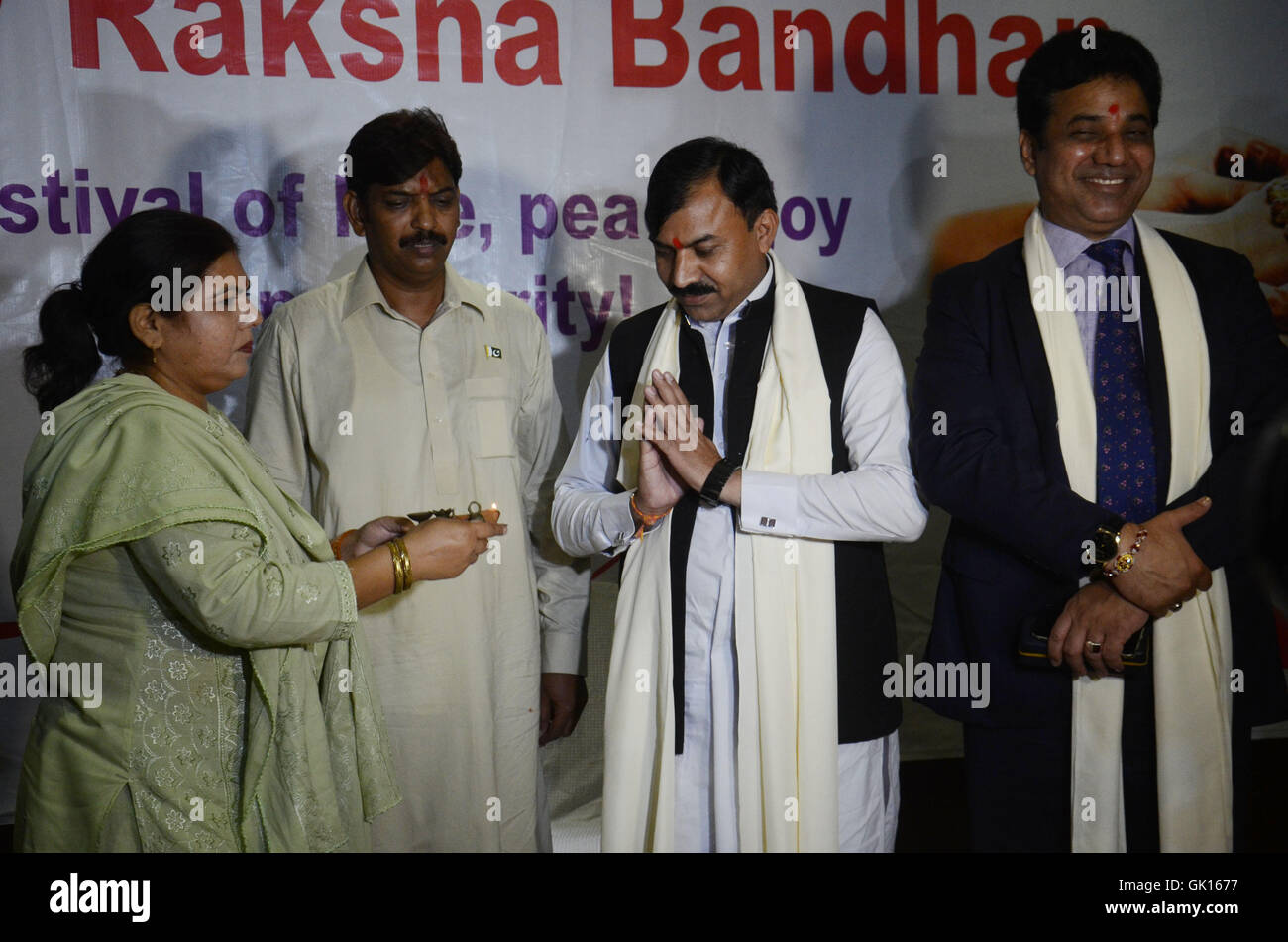 Pakistani Hindu girls and others from different walk performing ...