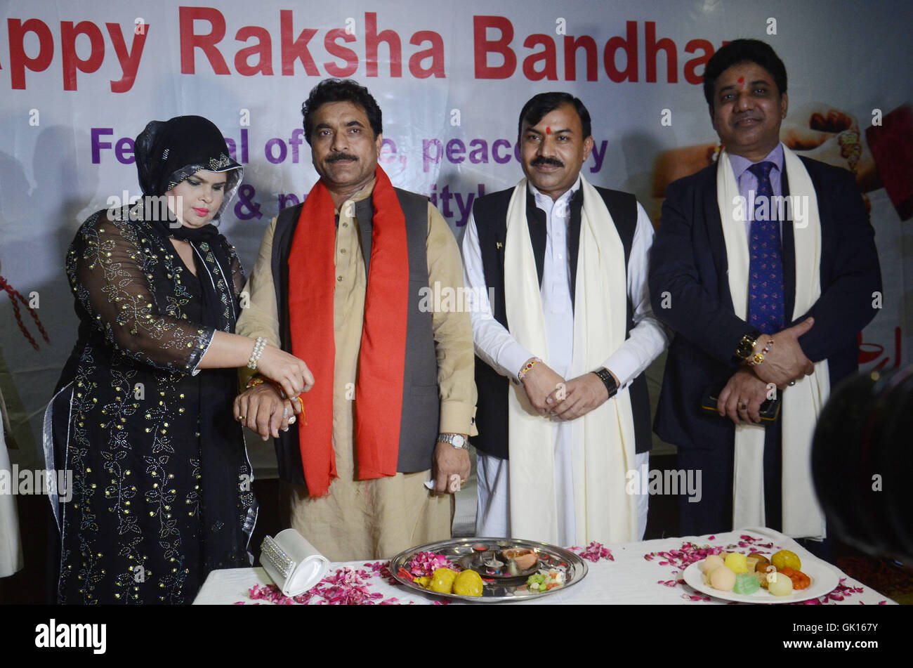 Pakistani Hindu girls and others from different walk performing ...