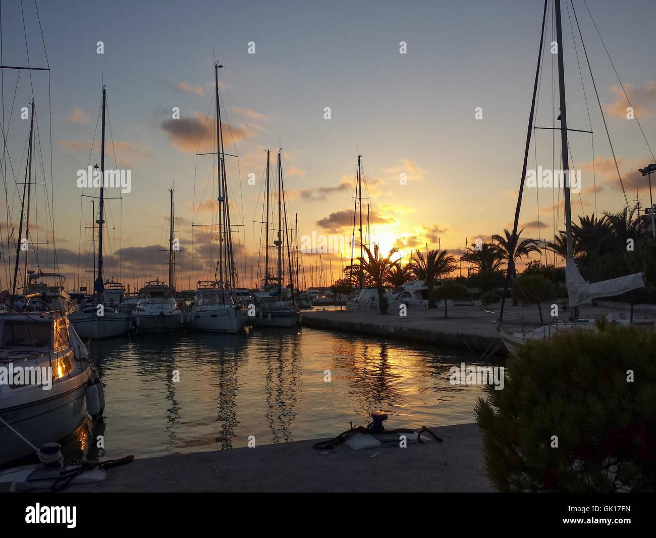 Ships in the sky hi-res stock photography and images - Alamy