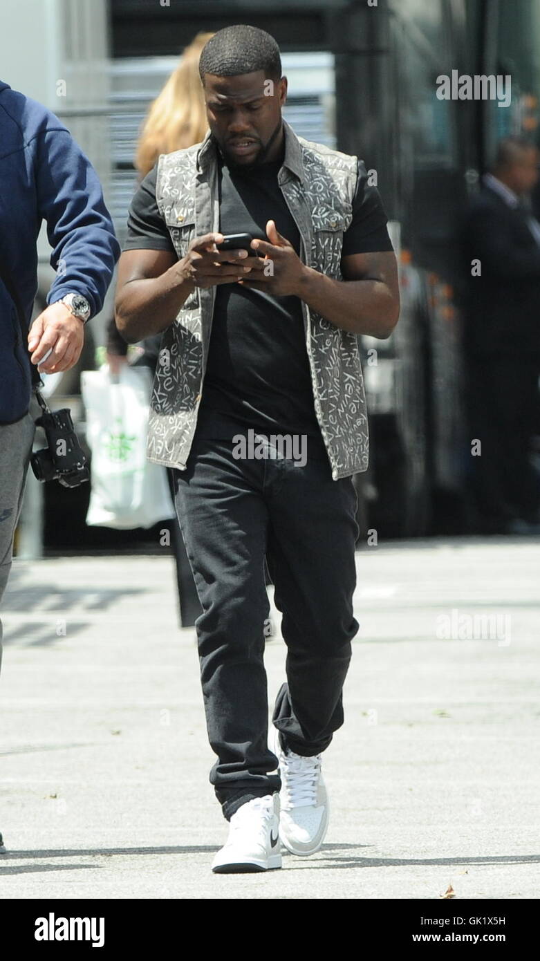 Kevin Hart is glued to his phone whilst on the set of his reality TV ...