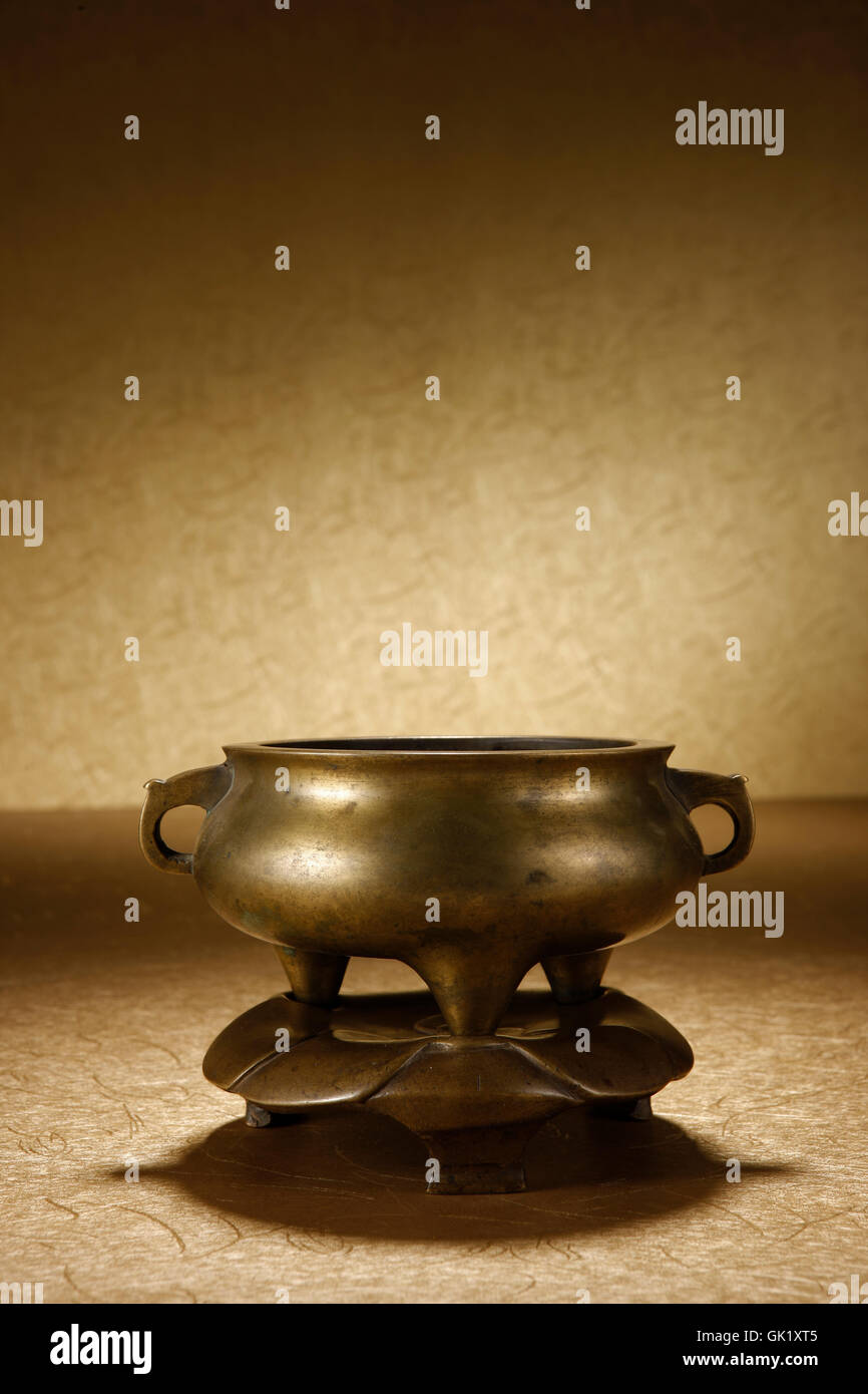 Three legged stove hi-res stock photography and images - Alamy