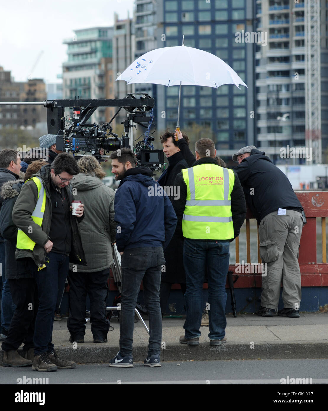 Benedict Cumberbatch filming 'Sherlock' on Vauxhall Bridge, London ...
