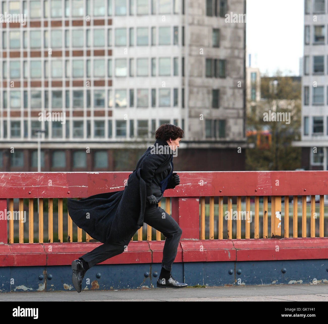 Benedict Cumberbatch films a scene for the new series of 'Sherlock' on ...