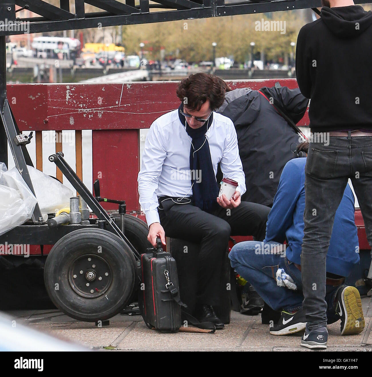 Benedict Cumberbatch films a scene for the new series of 'Sherlock' on ...