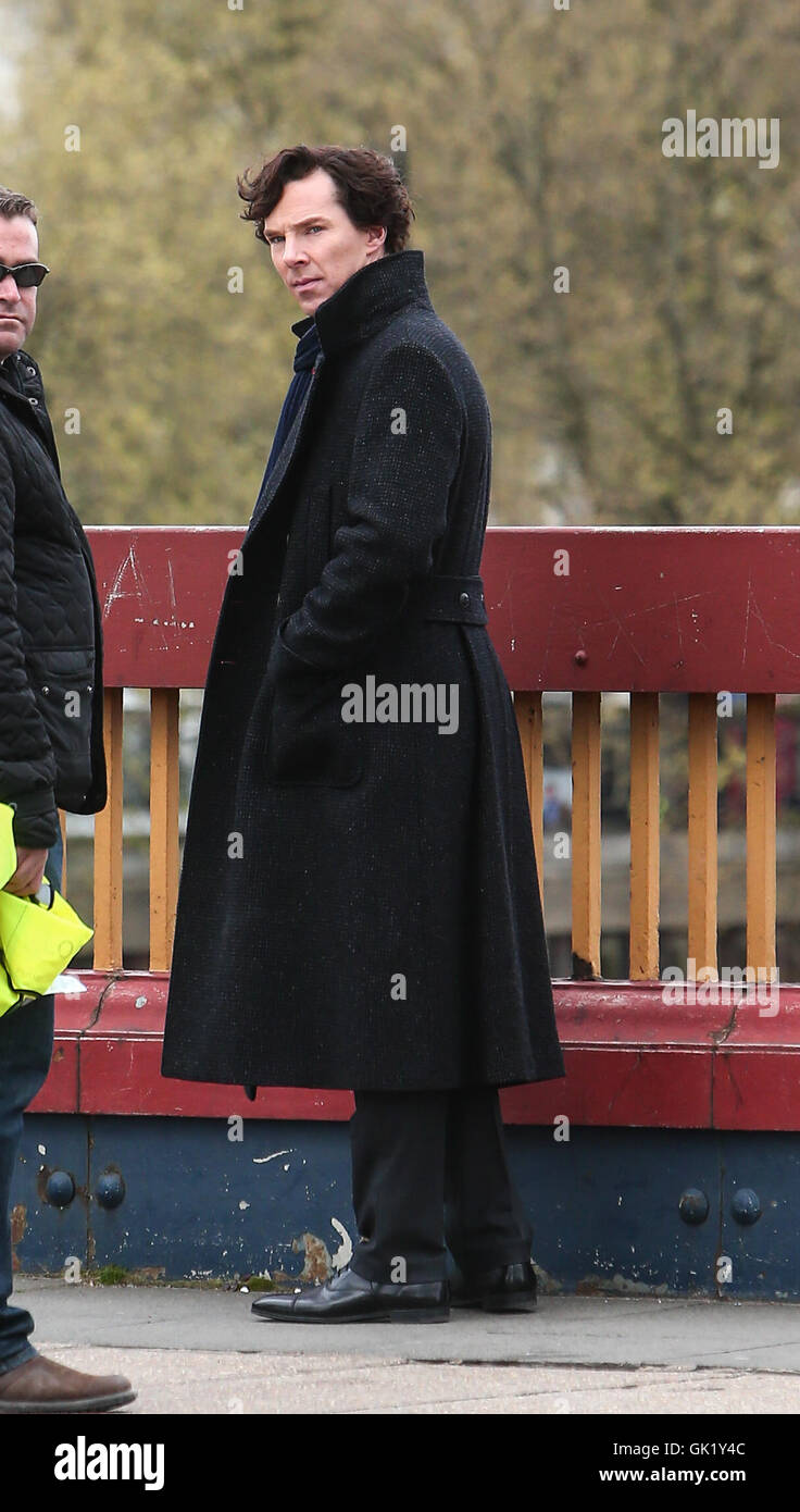 Benedict Cumberbatch films a scene for the new series of 'Sherlock' on ...