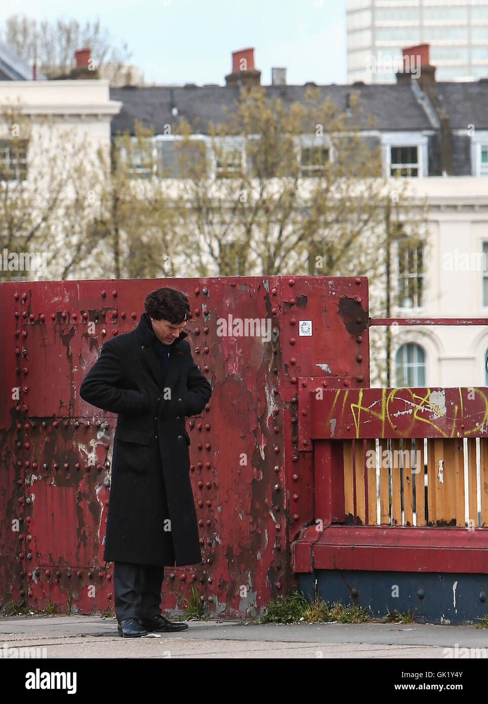 Benedict Cumberbatch films a scene for the new series of 'Sherlock' on ...