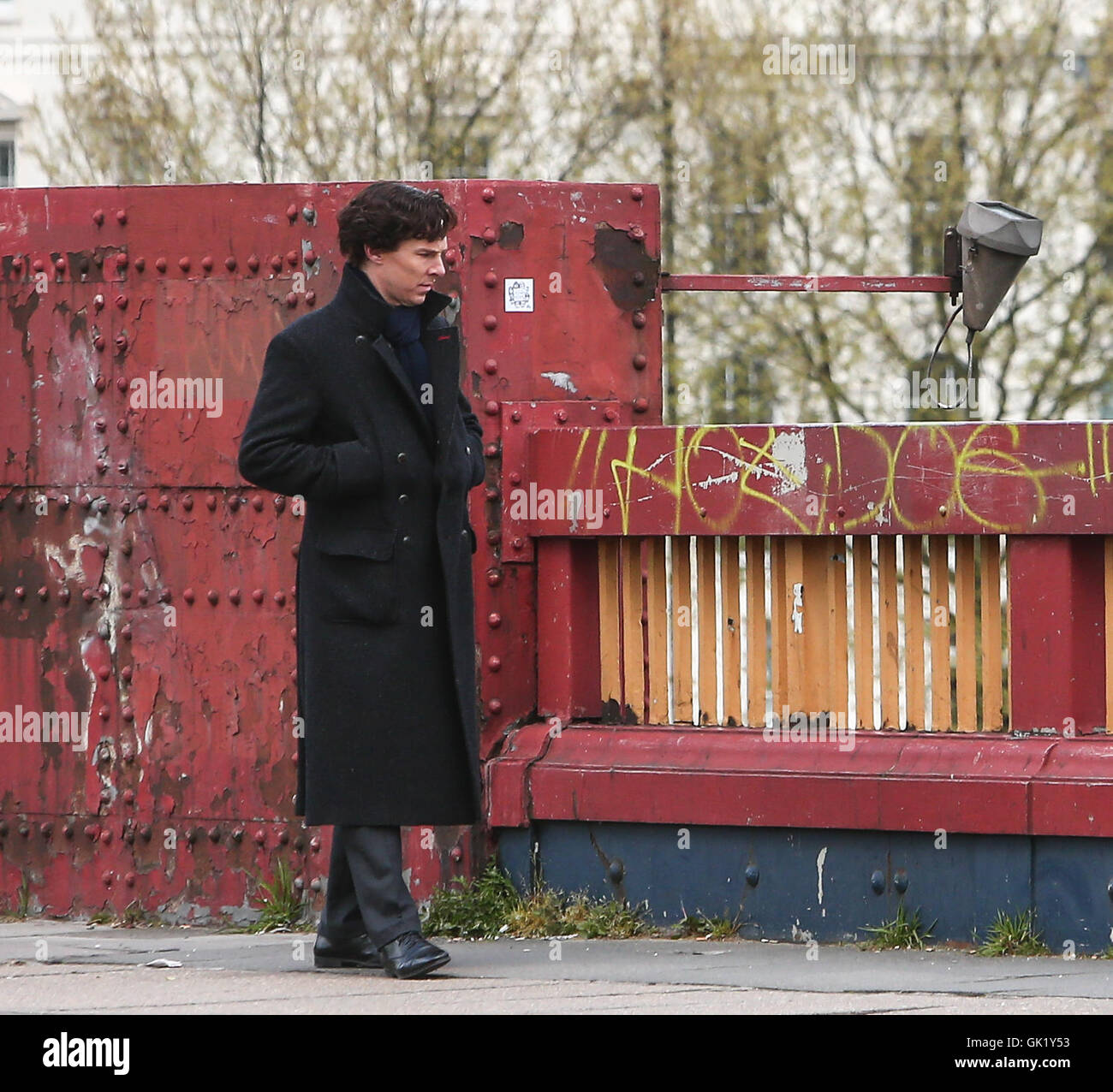 Benedict Cumberbatch films a scene for the new series of 'Sherlock' on ...