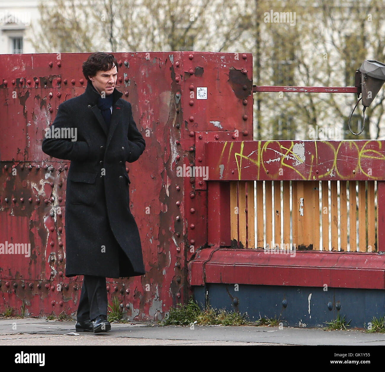 Benedict Cumberbatch films a scene for the new series of 'Sherlock' on ...