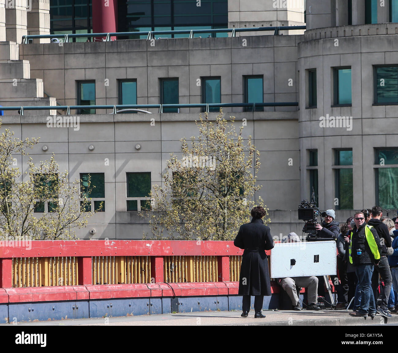 Benedict Cumberbatch films a scene for the new series of 'Sherlock' on ...