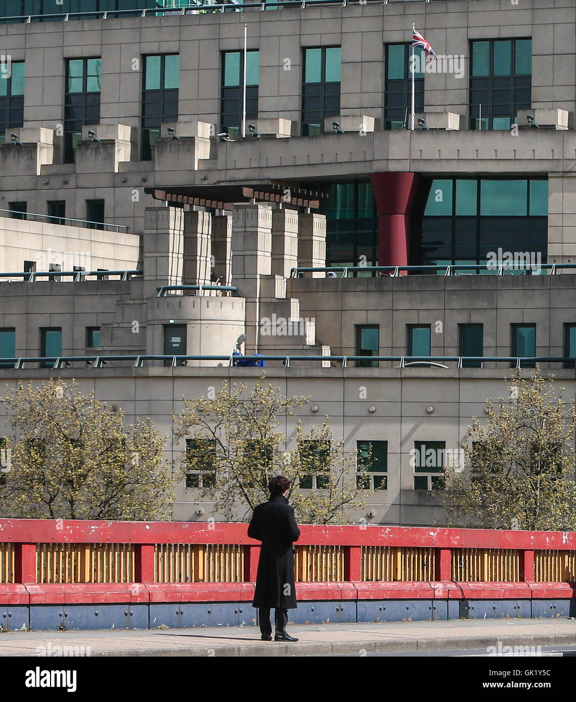 Benedict Cumberbatch films a scene for the new series of 'Sherlock' on ...