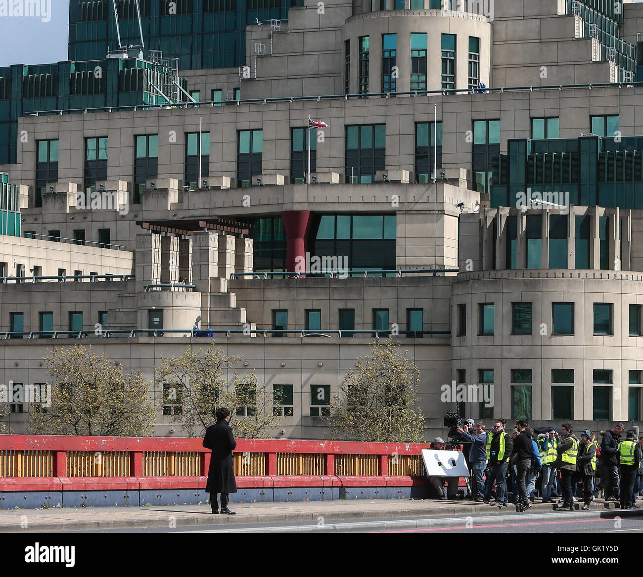 Benedict Cumberbatch films a scene for the new series of 'Sherlock' on ...