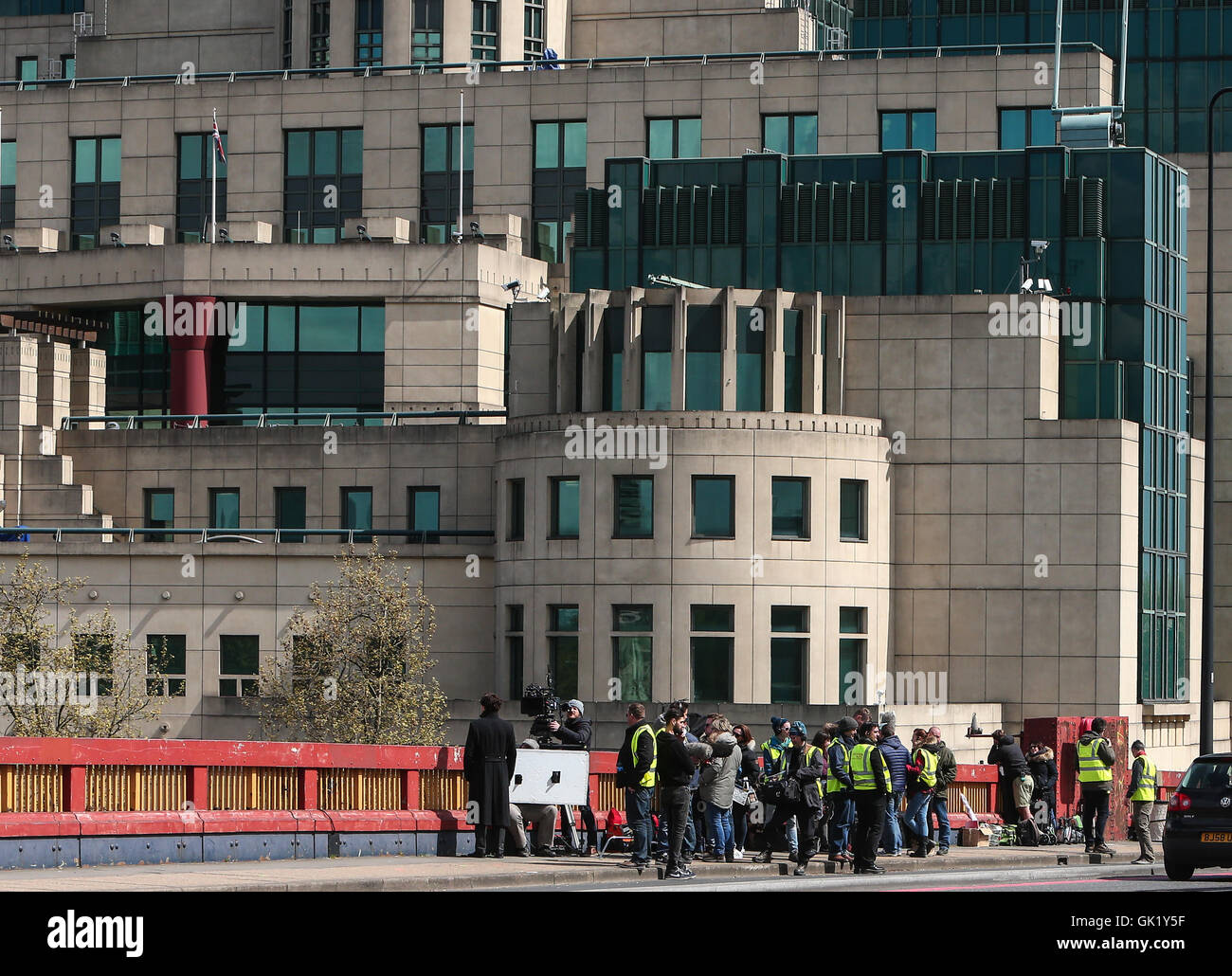 Benedict Cumberbatch films a scene for the new series of 'Sherlock' on ...